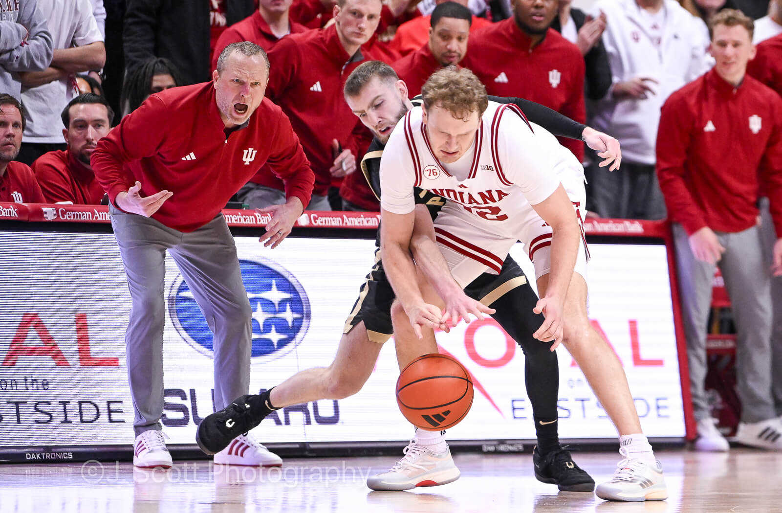 Darian DeVries embraces raucous Assembly Hall, earns first signature ...